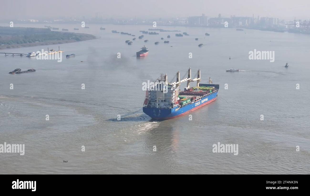 (231101) -- ZHANGJIAGANG, Nov. 1, 2023 (Xinhua) -- This aerial photo ...