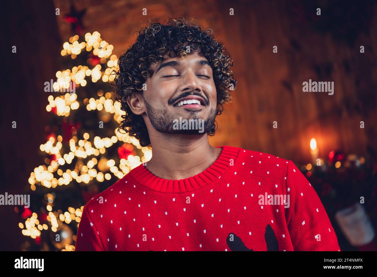 Photo portrait of funny cheerful carefree young man closed eyes cozy ...
