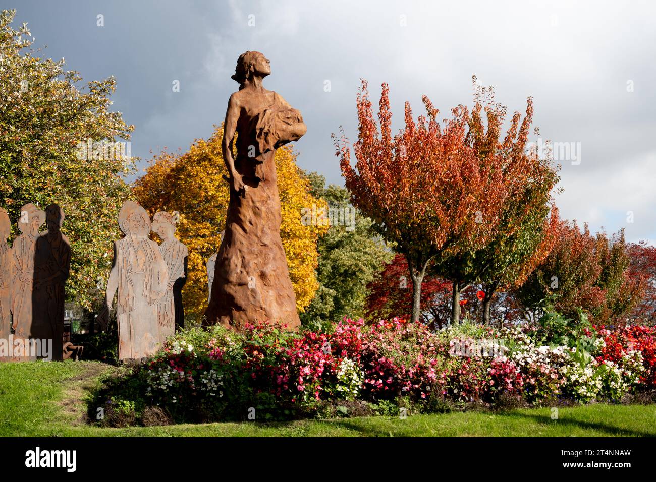 Macarthur statue hi-res stock photography and images - Alamy