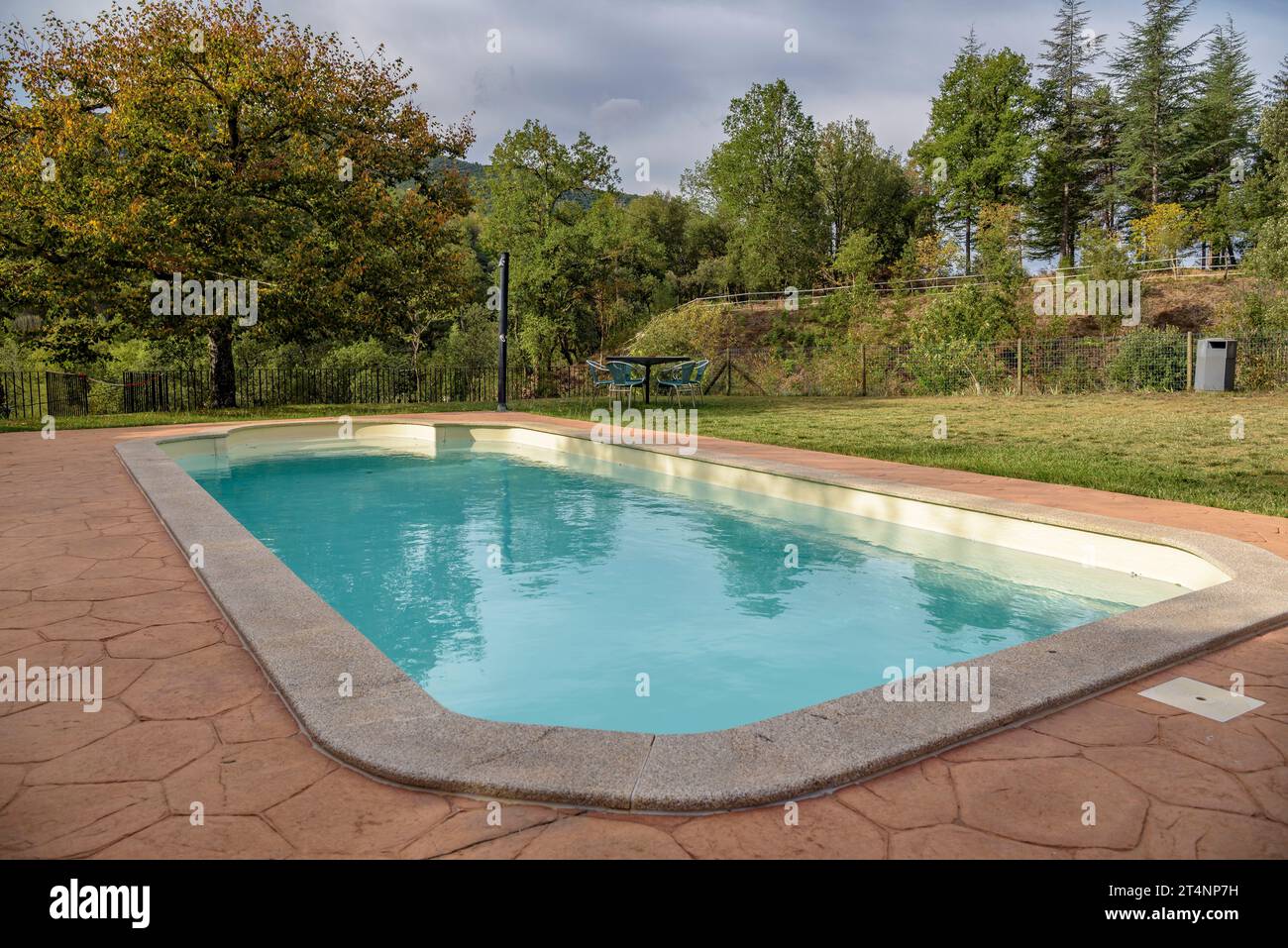 Outdoor swimming pool of the Can Xisquet rural country house, in ...