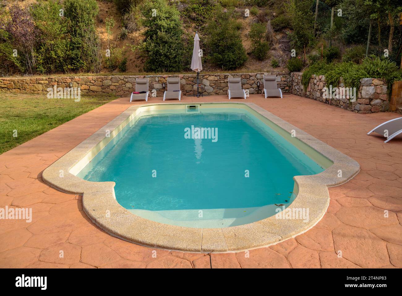 Outdoor swimming pool of the Can Xisquet rural country house, in ...