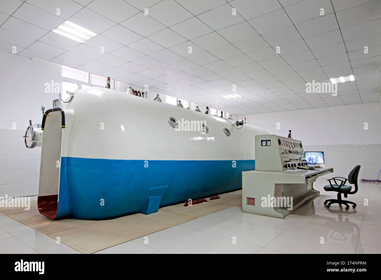 Medical Hyperbaric oxygen chamber internal structure Stock Photo - Alamy