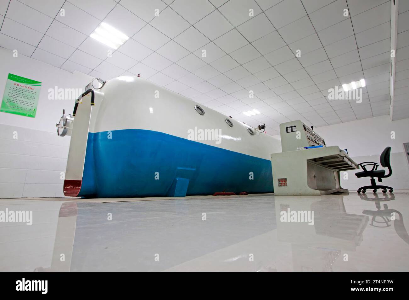 Medical Hyperbaric oxygen chamber internal structure Stock Photo - Alamy