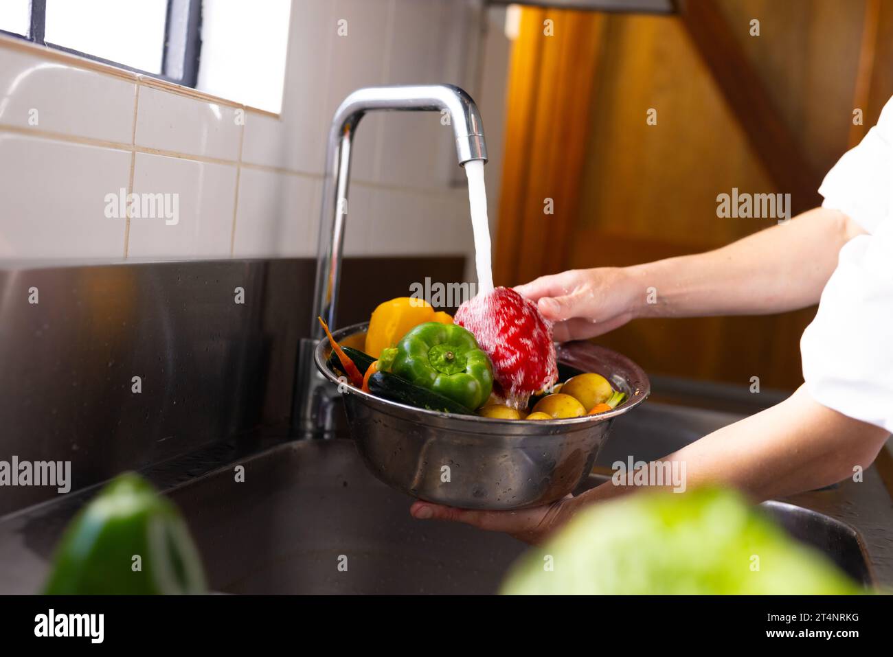 Restaurant kitchen dish washing hi-res stock photography and images - Alamy