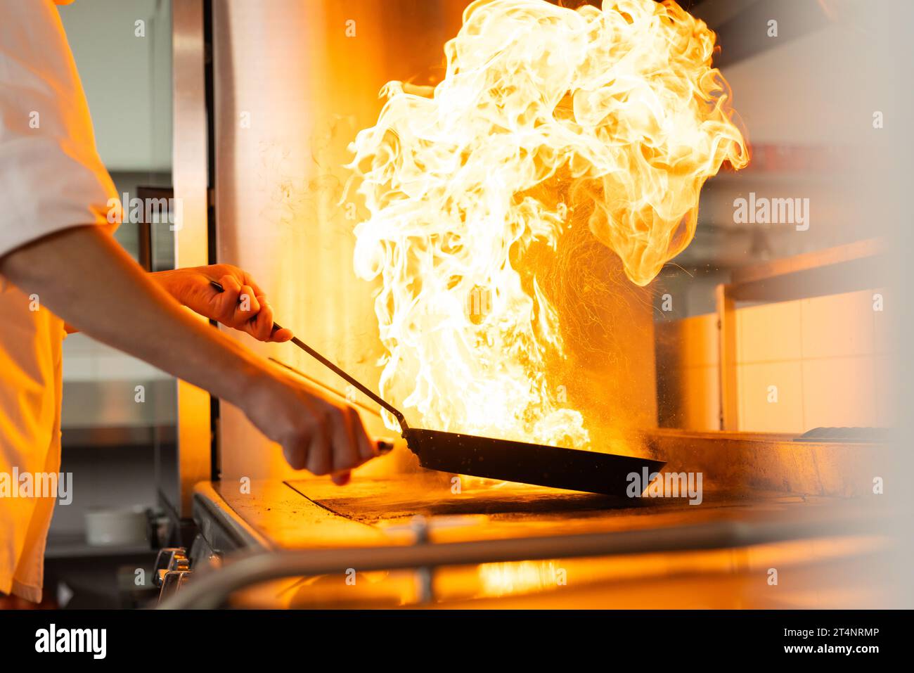 Kitchen restaurant flame hi-res stock photography and images - Alamy