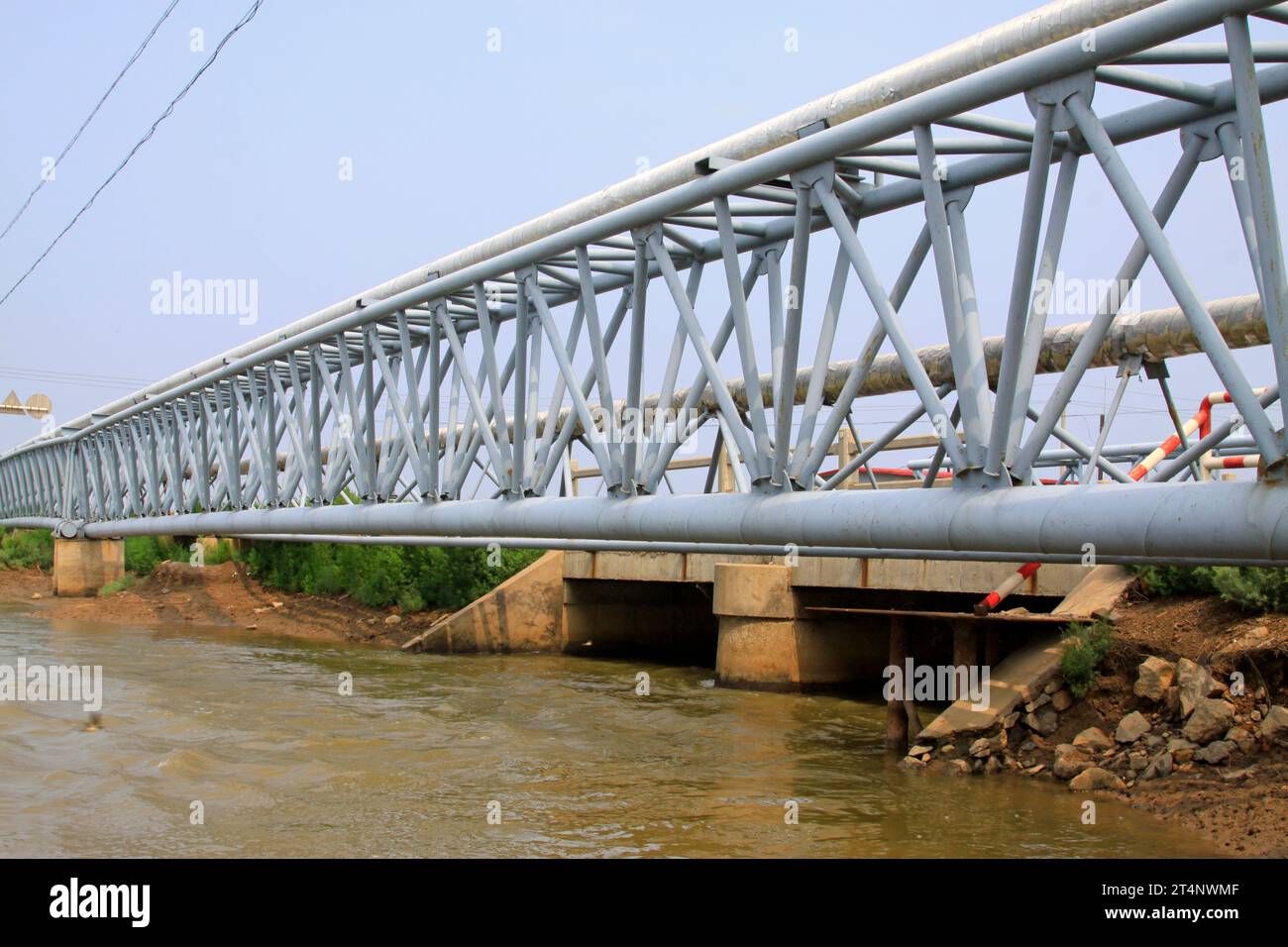 Ponds and bridges hi-res stock photography and images - Alamy
