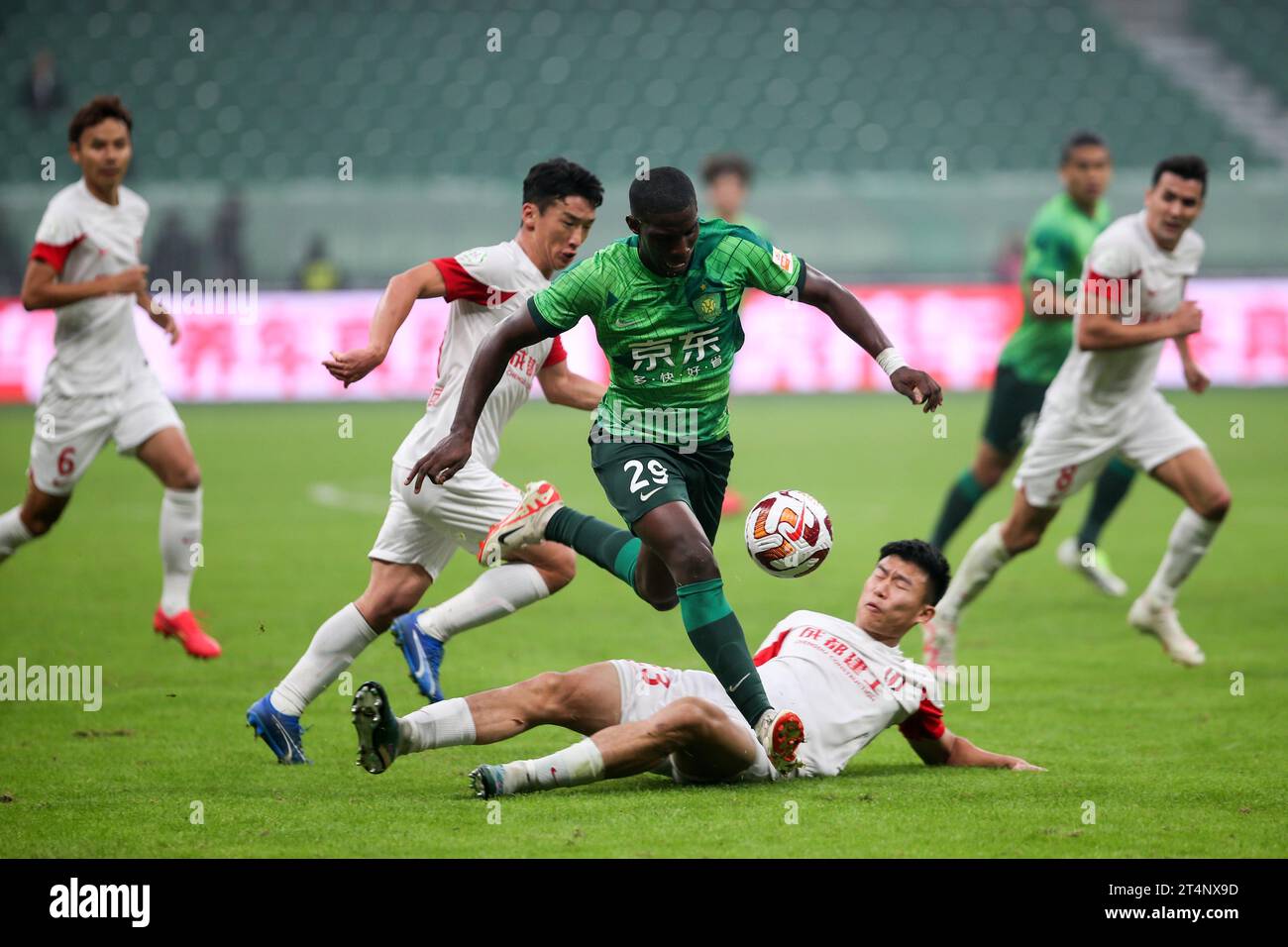 Chengdu Rongcheng Football Club defeated Beijing Guoan Football Club ...