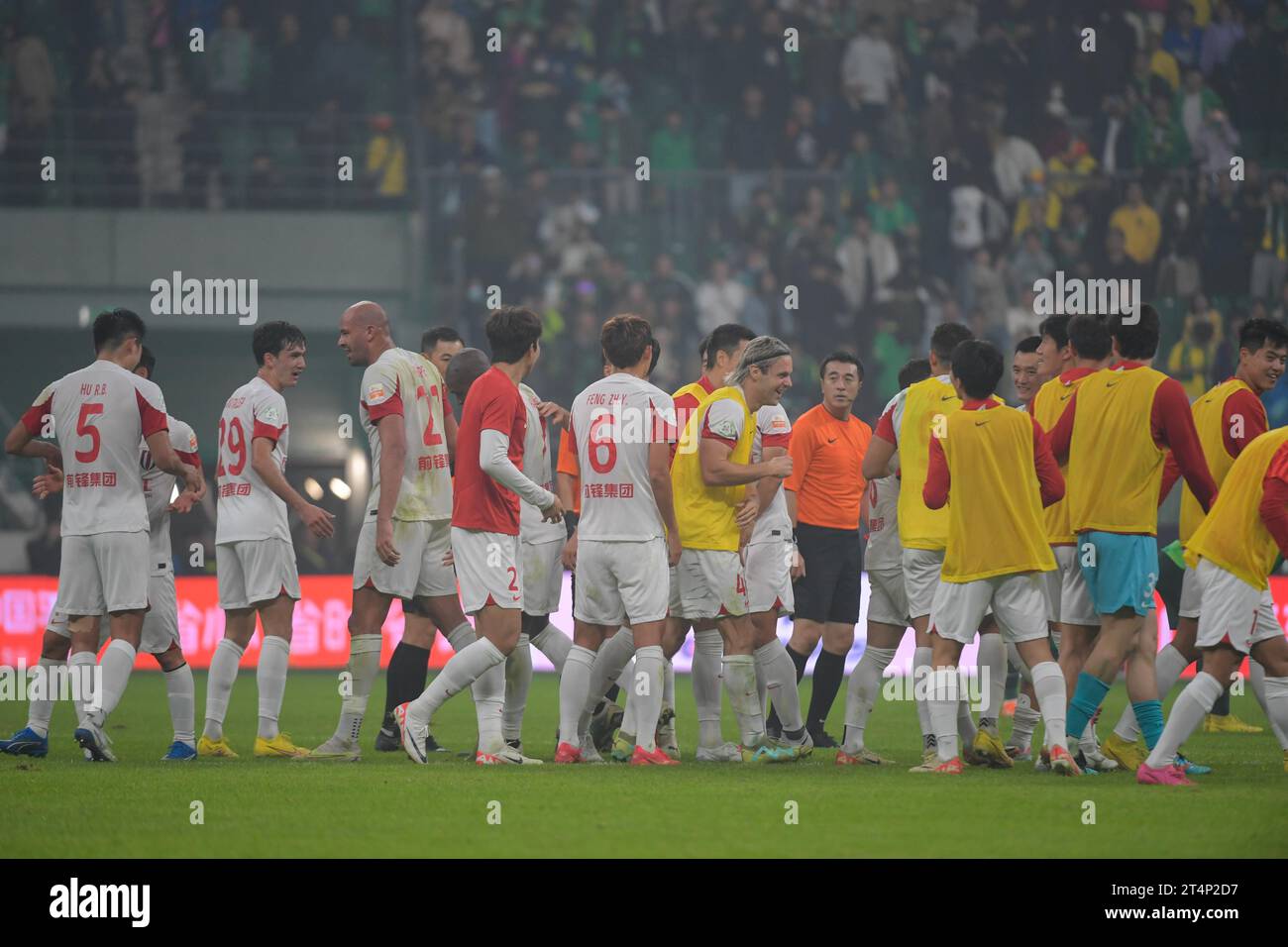 Chengdu Rongcheng Football Club defeated Beijing Guoan Football Club ...