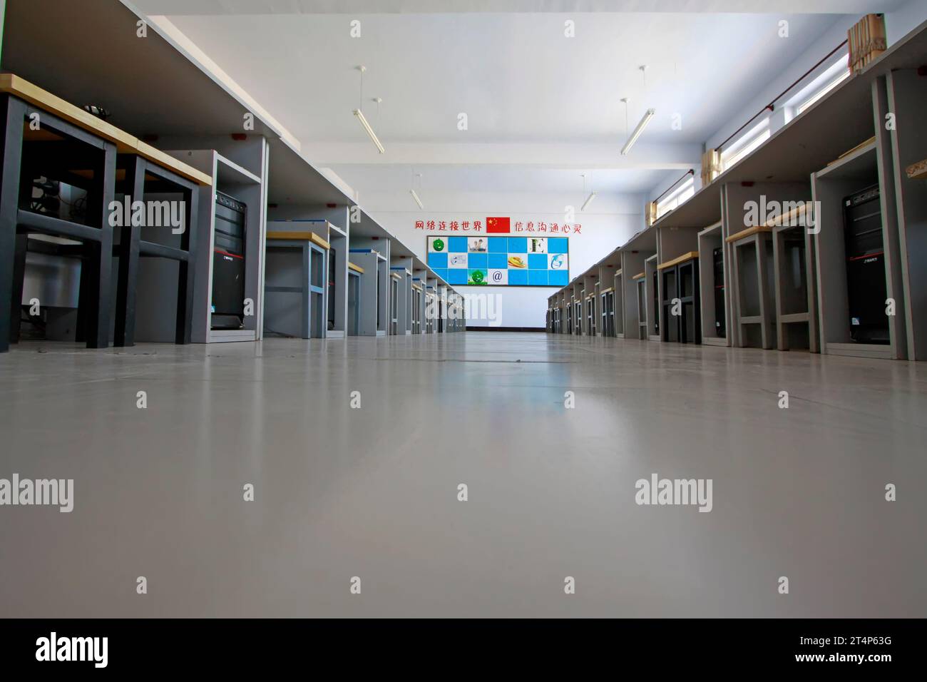 Multimedia classroom of primary school, China Stock Photo - Alamy