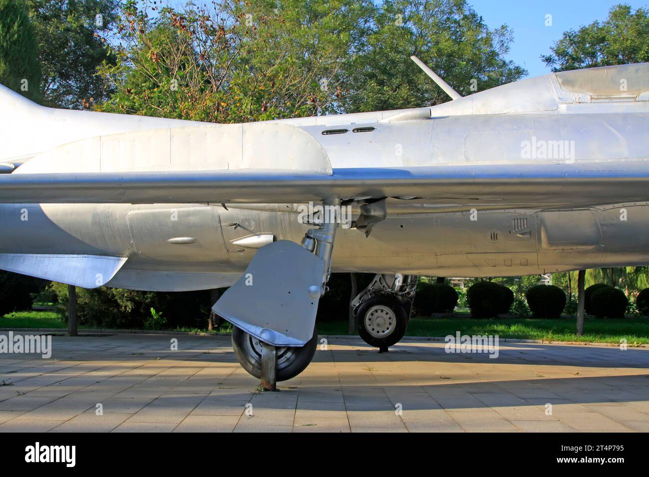 Closeup landing gear hi-res stock photography and images - Alamy