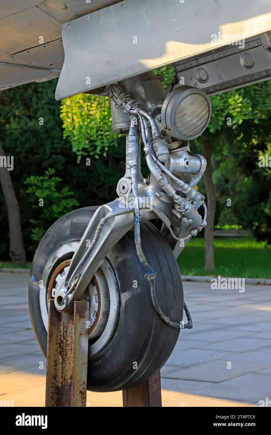Closeup landing gear hi-res stock photography and images - Alamy