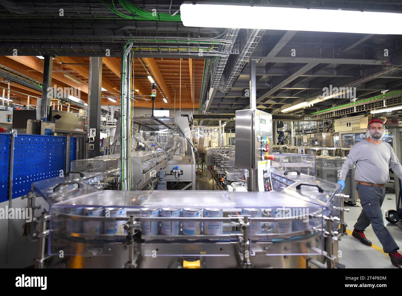 (231101) -- KONOLFINGEN, Nov. 1, 2023 (Xinhua) -- Products for the ...