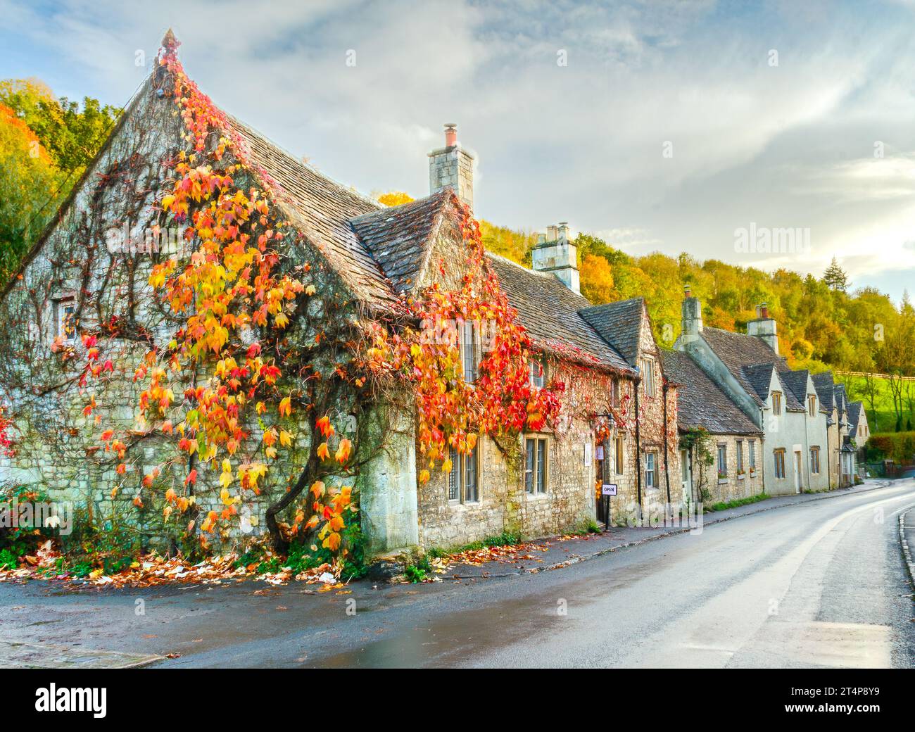 A beautiful Autumn scene of an old Cotswolds cottage in Castle Combe ...