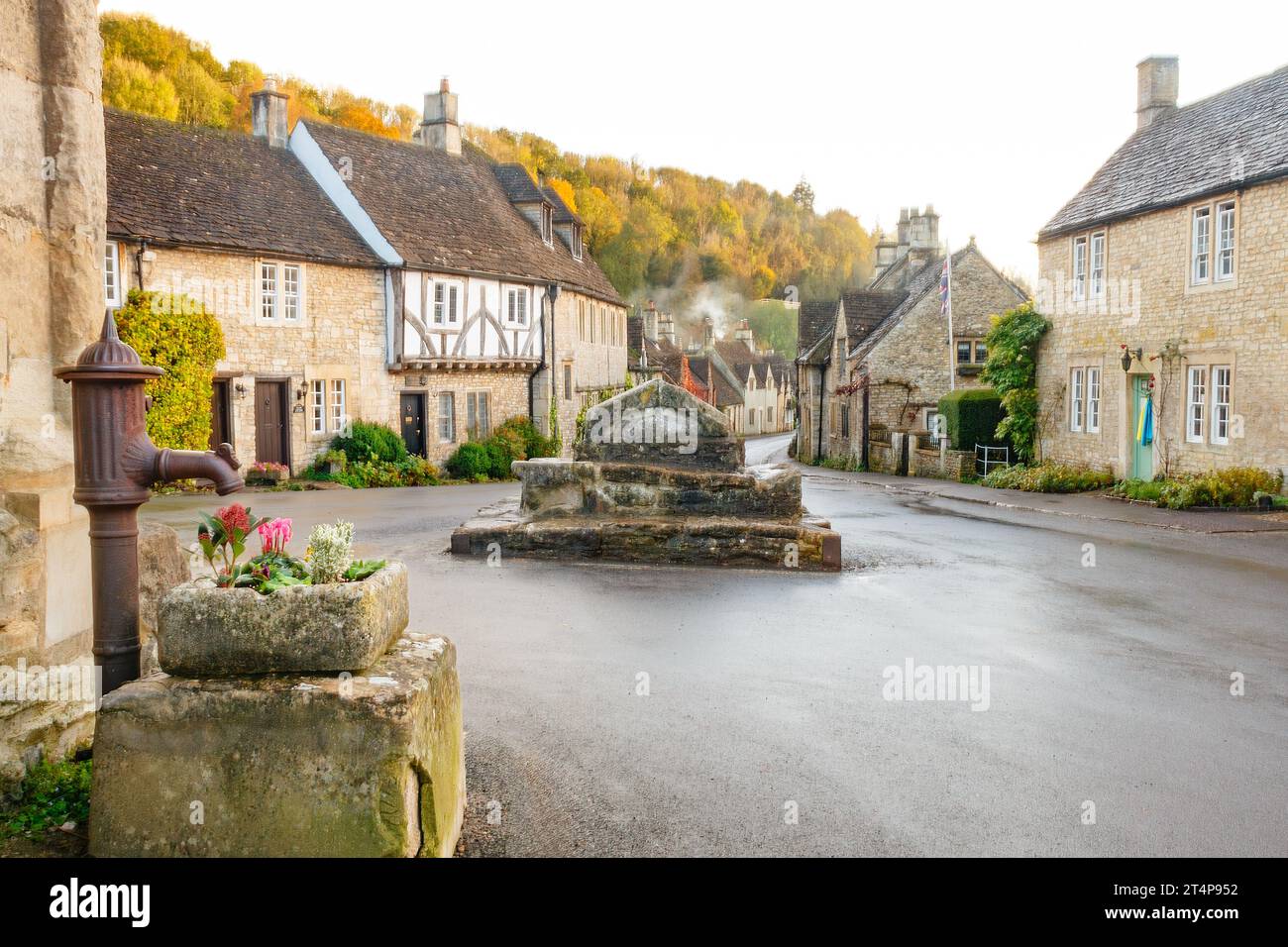 Castle combe Cotswold village square Stock Photo - Alamy