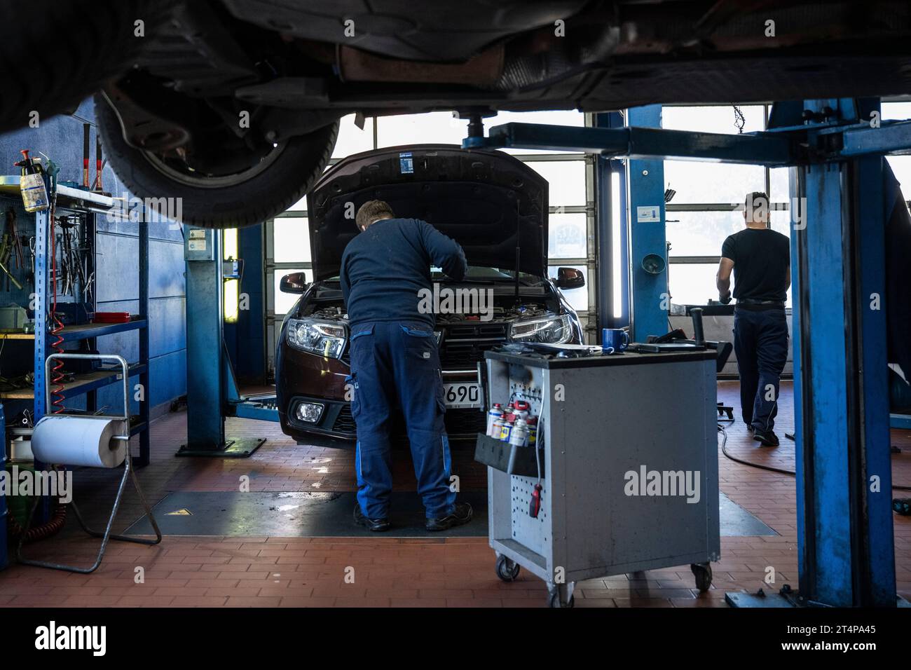 Berlin, Germany. 01st Nov, 2023. A mechanic looks into the engine ...