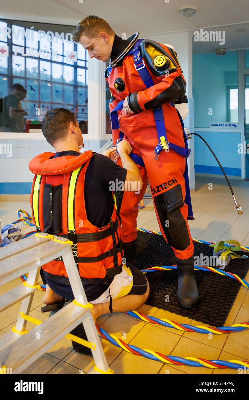 Practical parts of the Zero visibility diving, diver rescue training ...