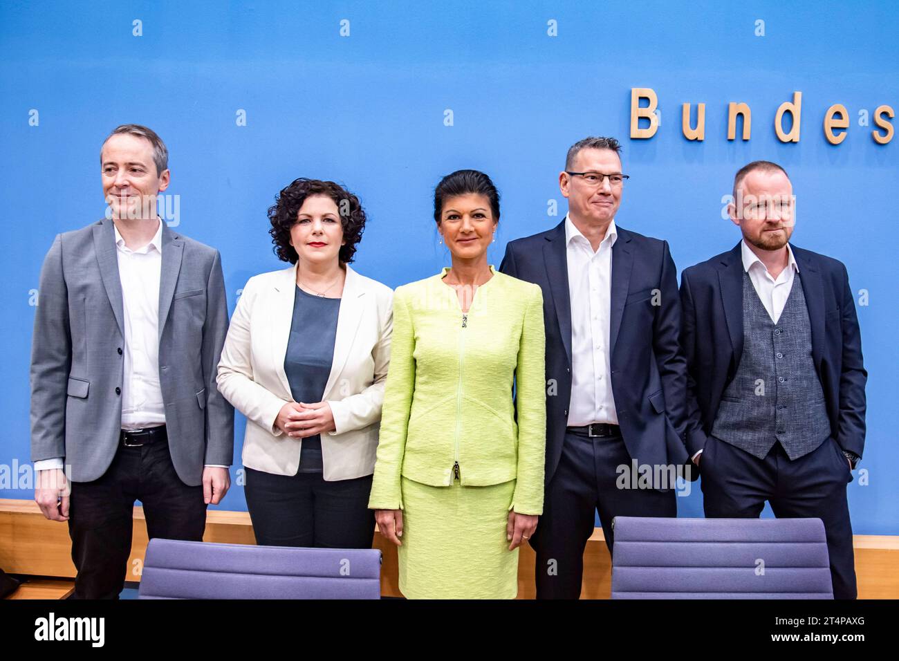 Sahra Wagenknecht C posiert für ein Bild mit Amira Mohamed Ali 2L ... Sahra Wagenknecht C posiert für ein Bild mit Amira Mohamed Ali 2L ...
