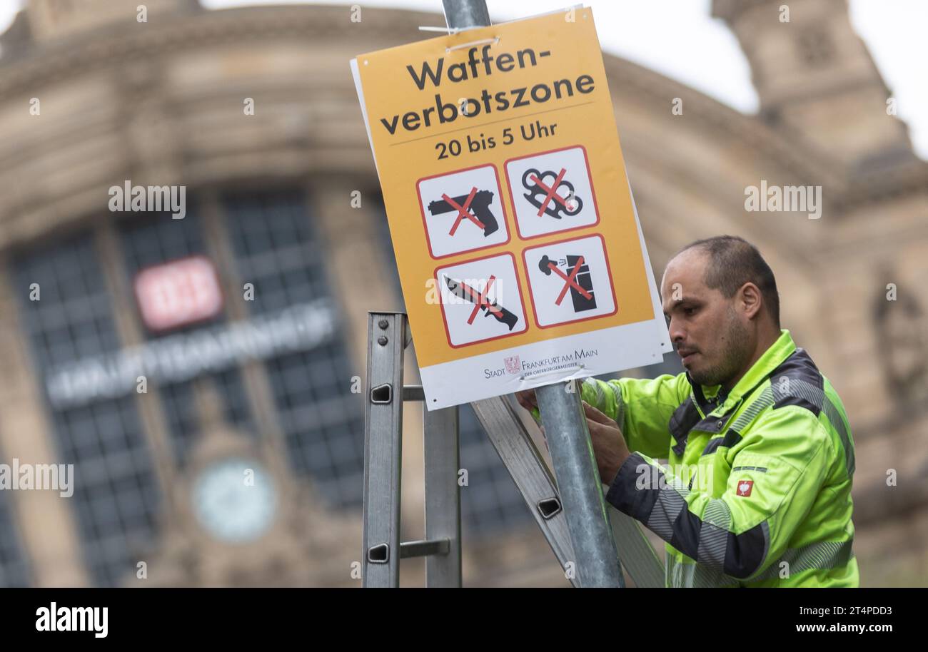 01 November 2023, Hesse, Frankfurt/Main: Appropriate signs are ...