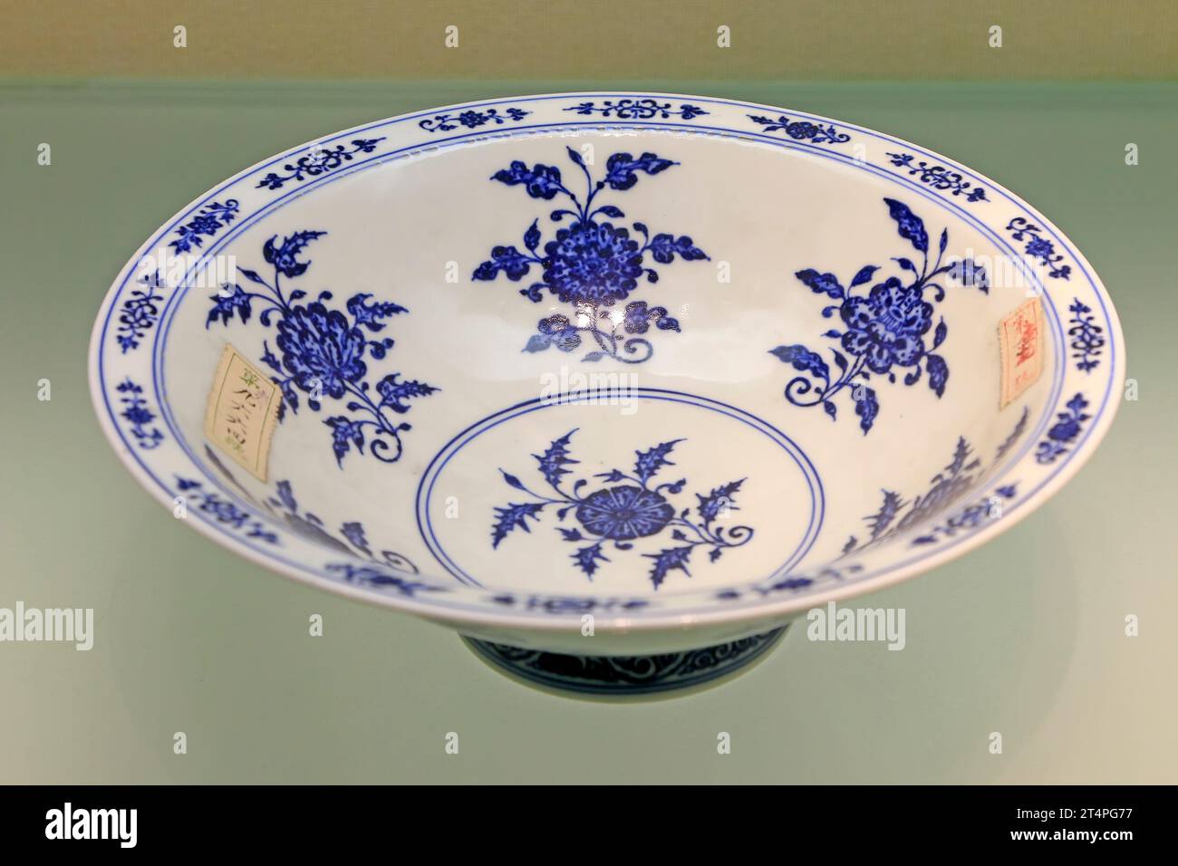 Ancient chinese plate hi-res stock photography and images - Alamy