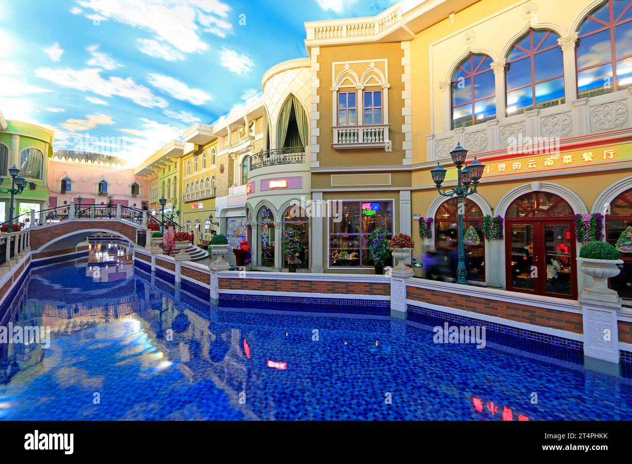 Large chinese bridges hi-res stock photography and images - Alamy