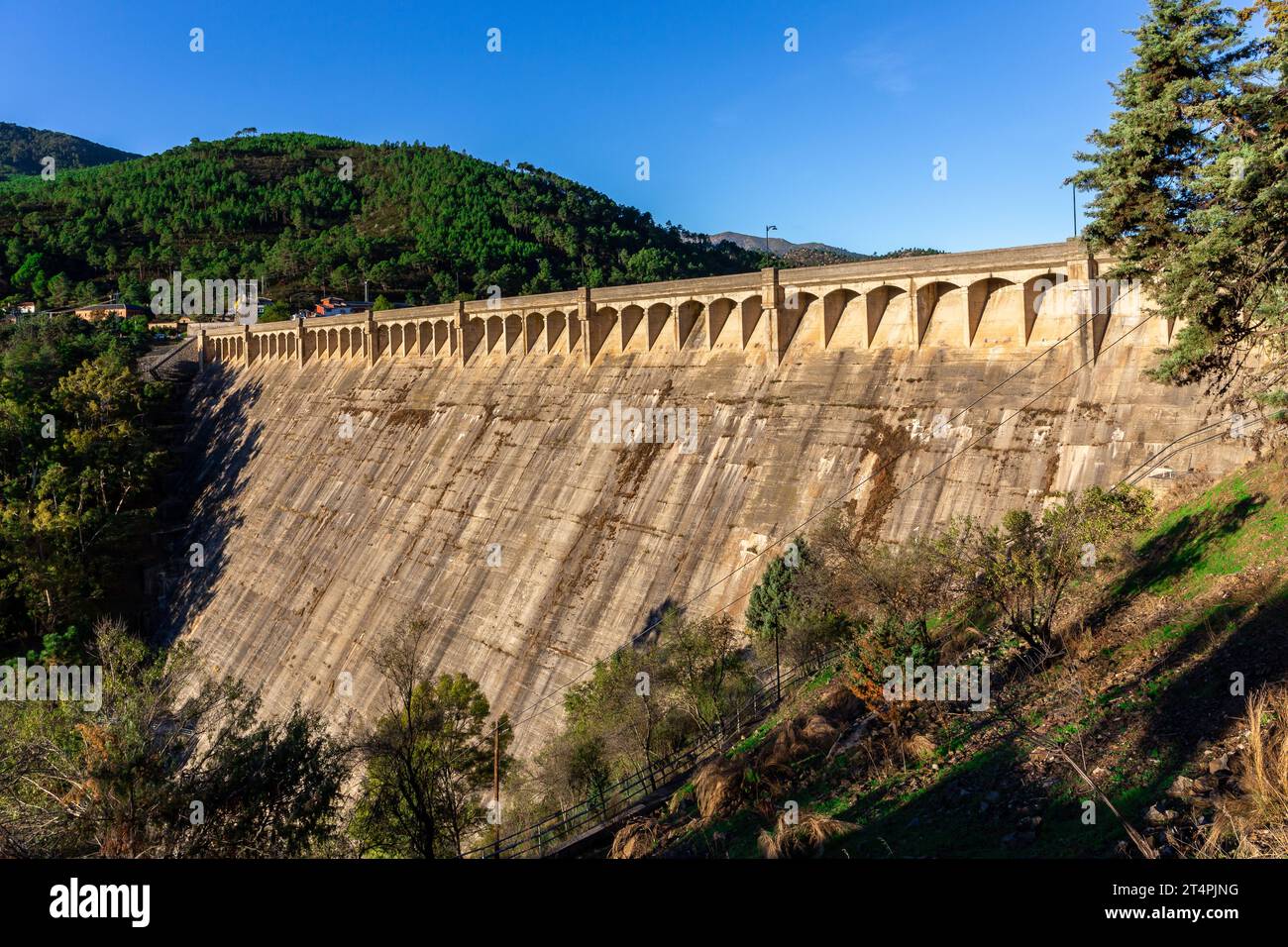 El Burguillo Reservoir (Embalse de El Burguillo) dam and hydroelectric ...