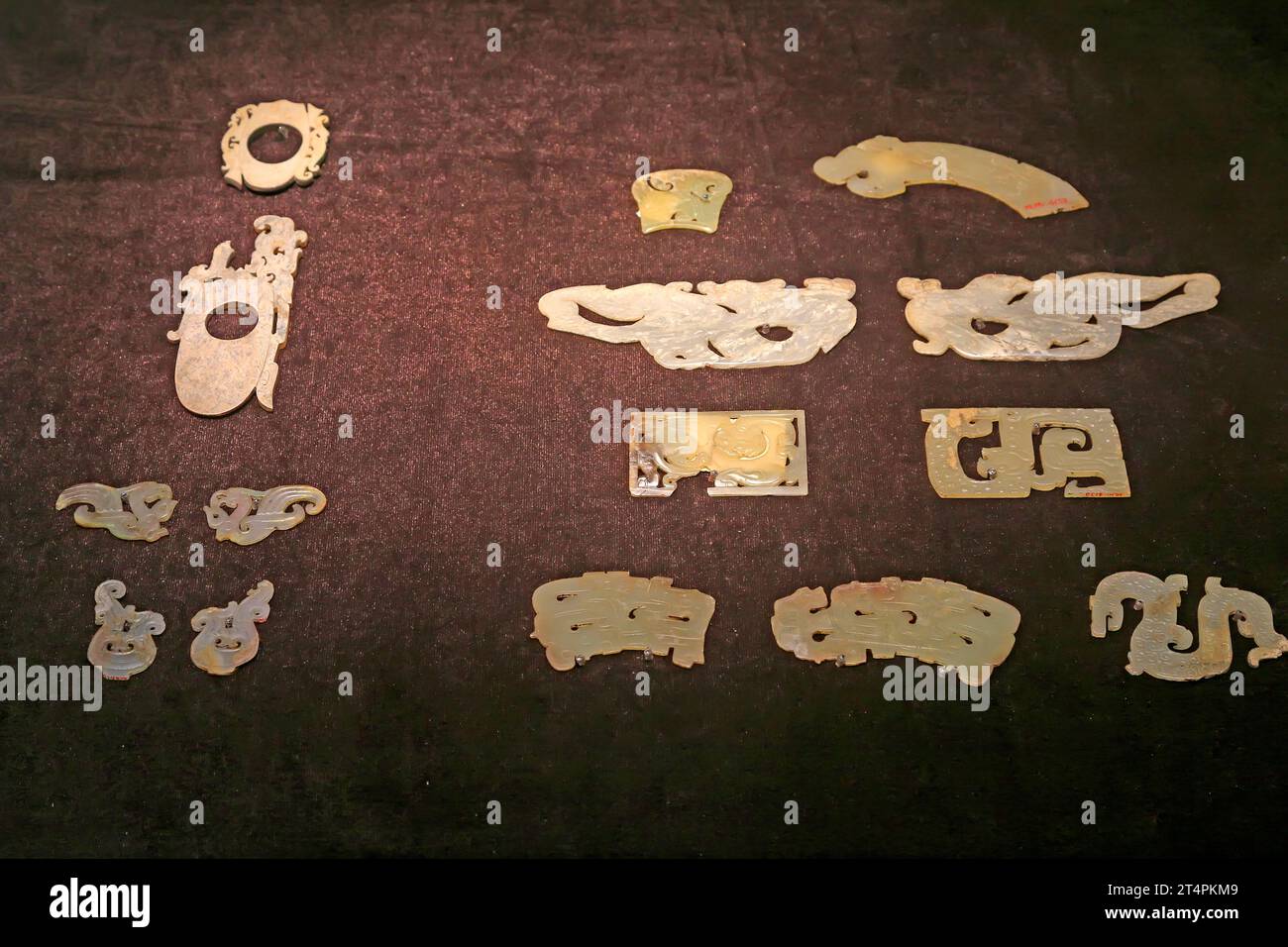 Ancient chinese jade sculpture hi-res stock photography and images - Alamy