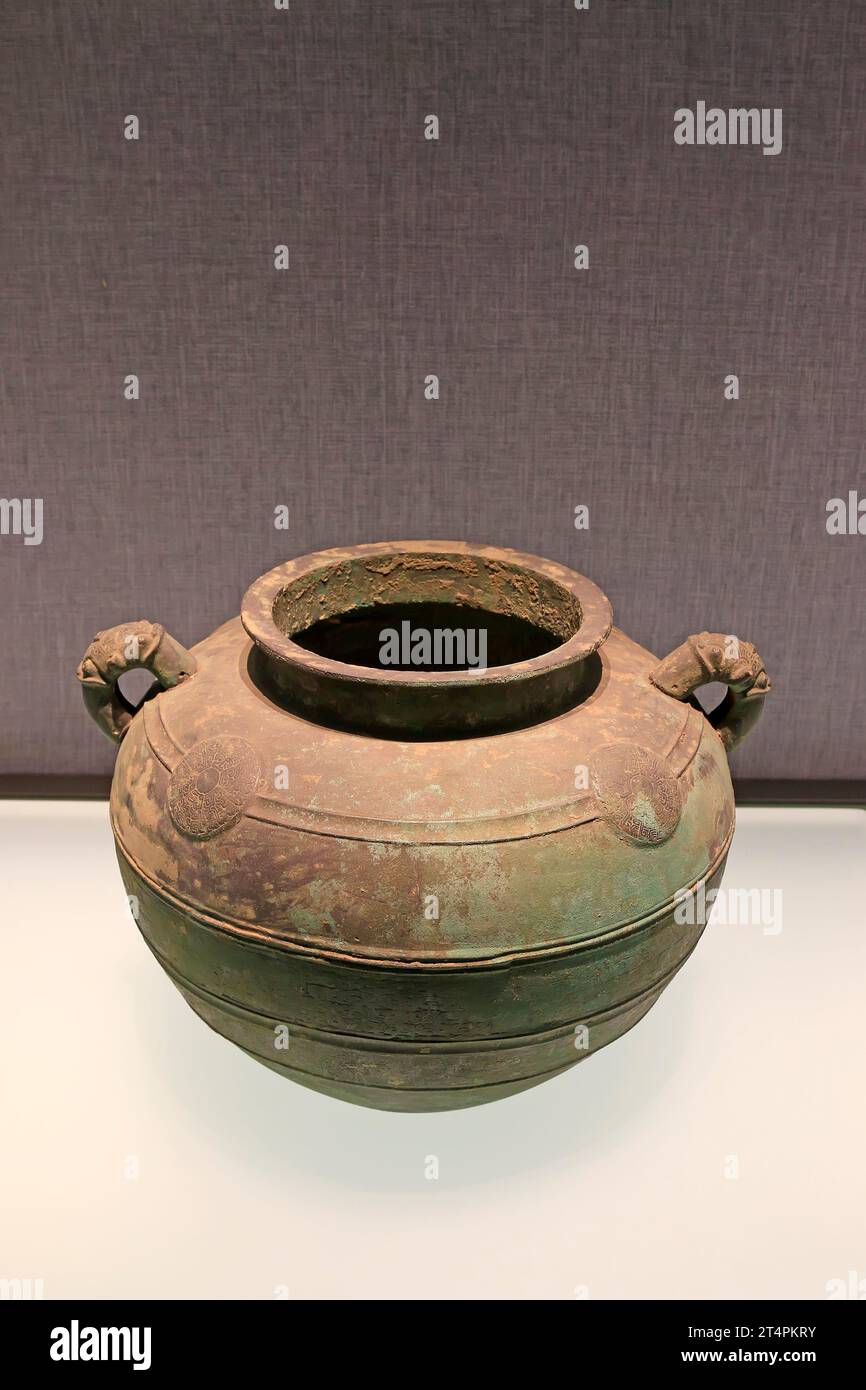 Ancient chinese jars hi-res stock photography and images - Alamy