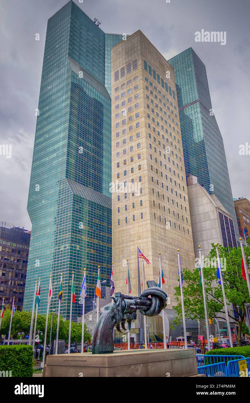 NEW YORK CITY - MAY 28: Non-Violence sculpture at the United Nations ...