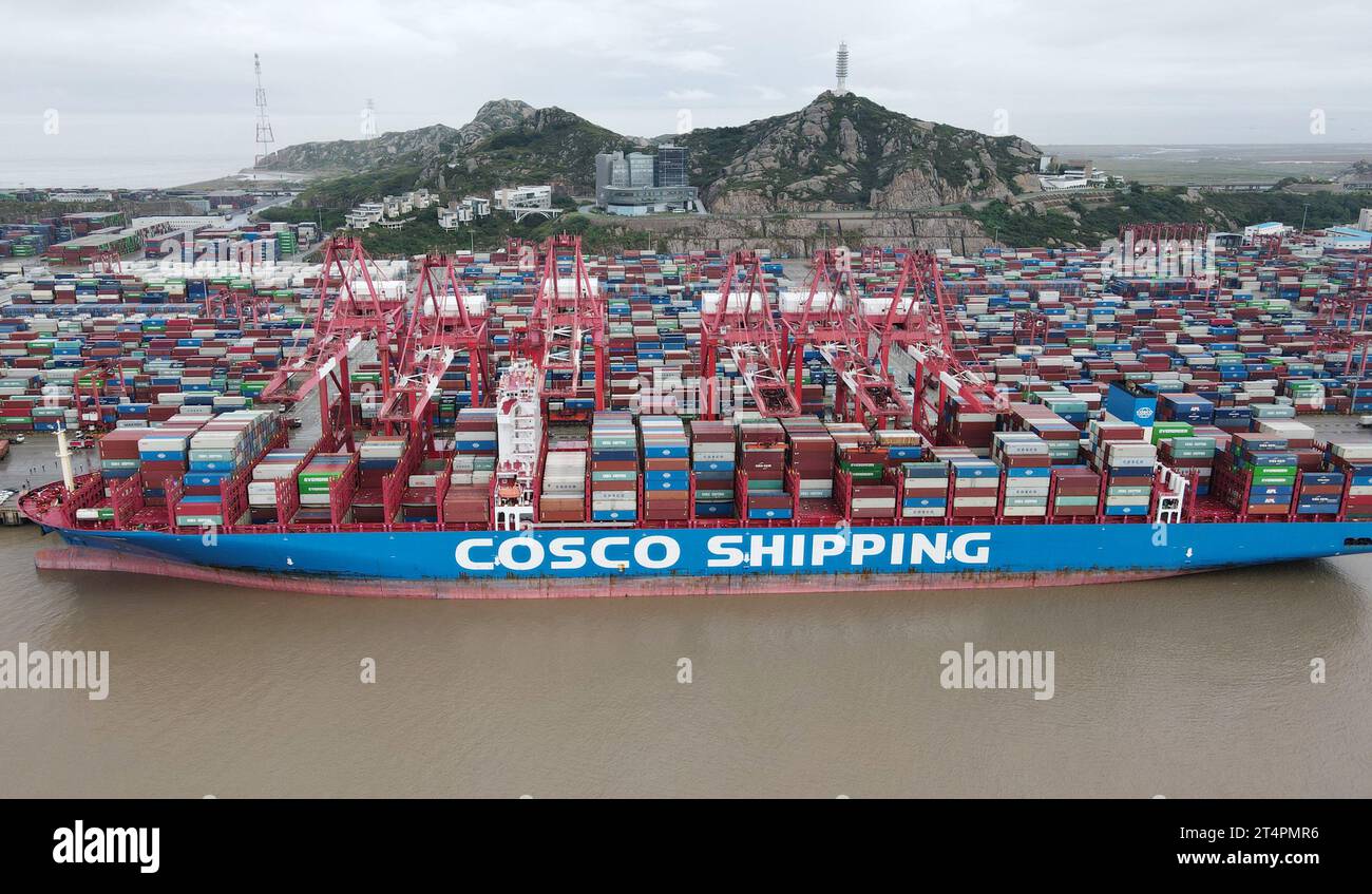 (231101) -- SHANGHAI, Nov. 1, 2023 (Xinhua) -- This aerial photo taken ...