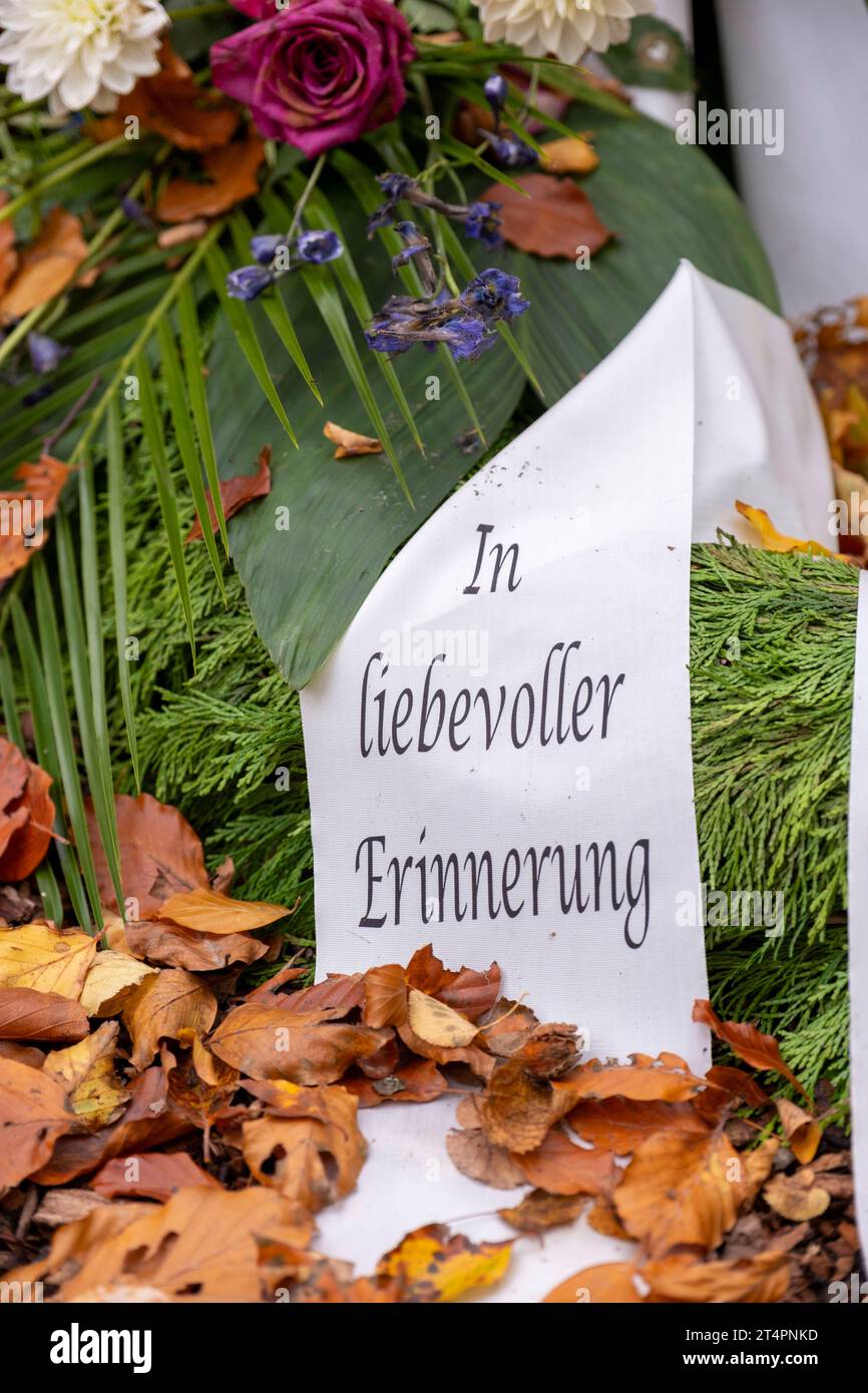 Trauerschleife mit Inschrift In liebevoller Erinnerung an einem ...