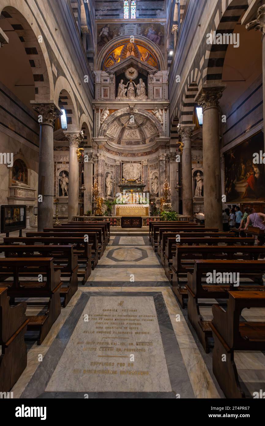 The impressive interior of the Duomo on the Piazza dei Miracoli, Pisa ...