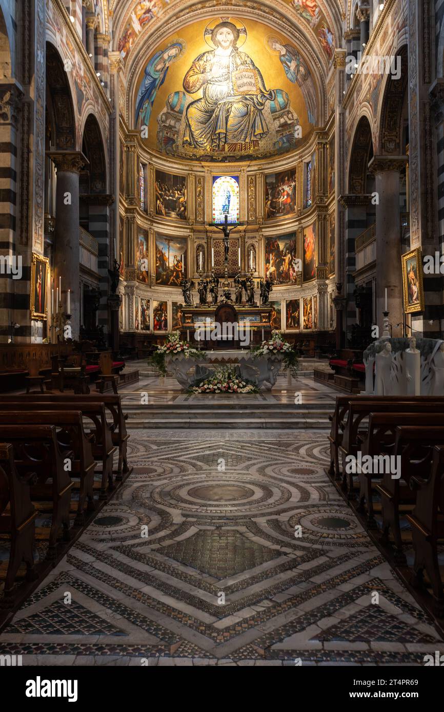 The impressive interior of the Duomo on the Piazza dei Miracoli, Pisa ...
