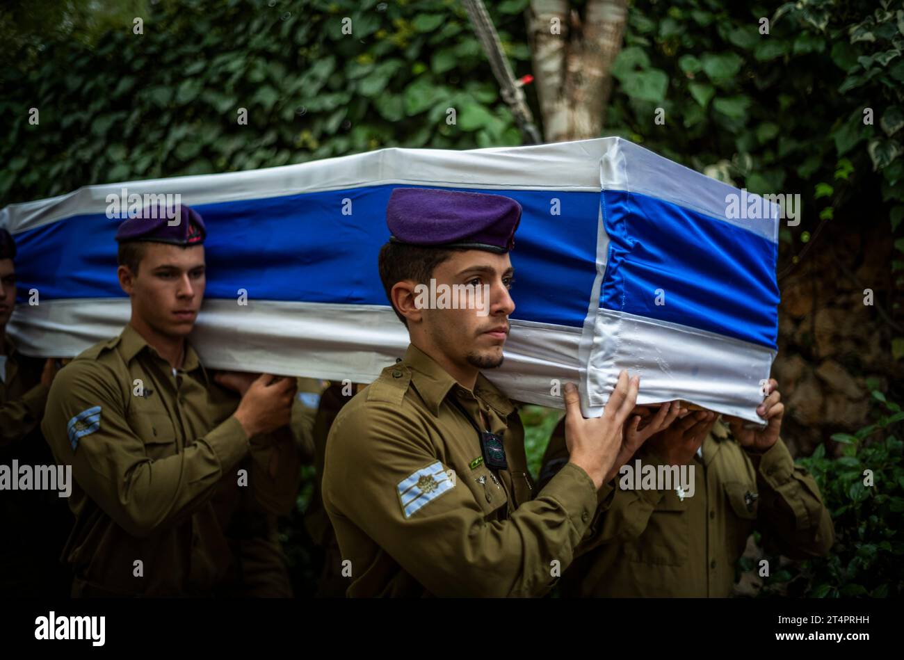 Jerusalem, Israel. 01st Nov, 2023. Israeli soldiers carry the casket of ...