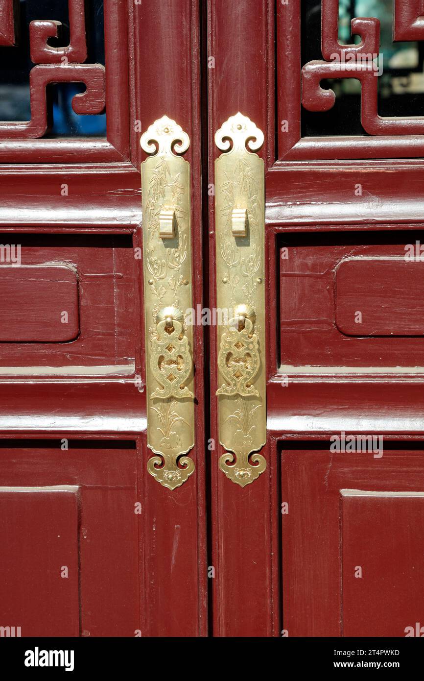 Classic chinese wooden door hi-res stock photography and images - Alamy