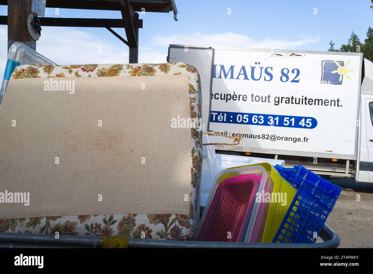 An Emmaus 82 truck collects everything free of charge. Atmosphere ...