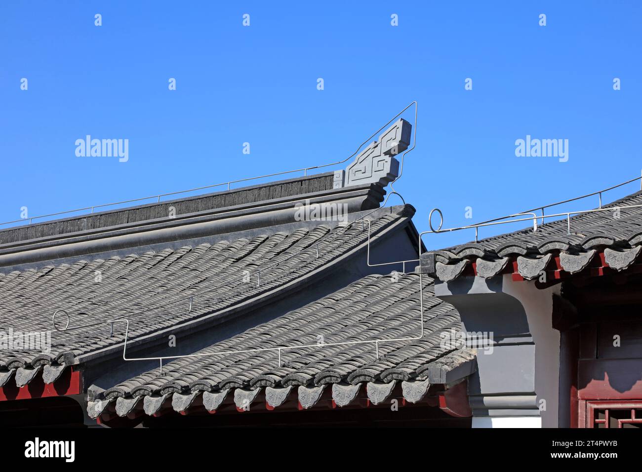 Chinese traditional style tile-roofed house Stock Photo - Alamy