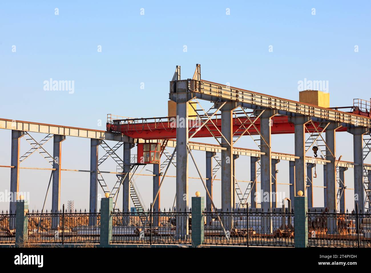 Steel beam hoisting hi-res stock photography and images - Alamy