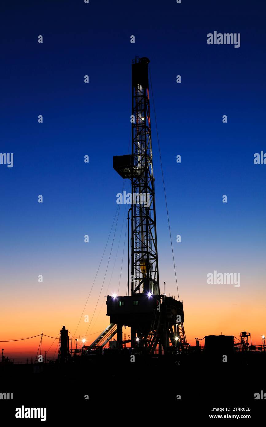 Oil drilling derrick and lights in oilfield Stock Photo - Alamy