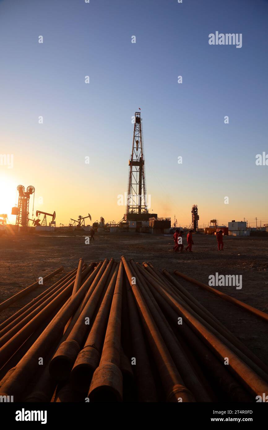 Oil drilling derrick and pipelines in oilfield Stock Photo - Alamy