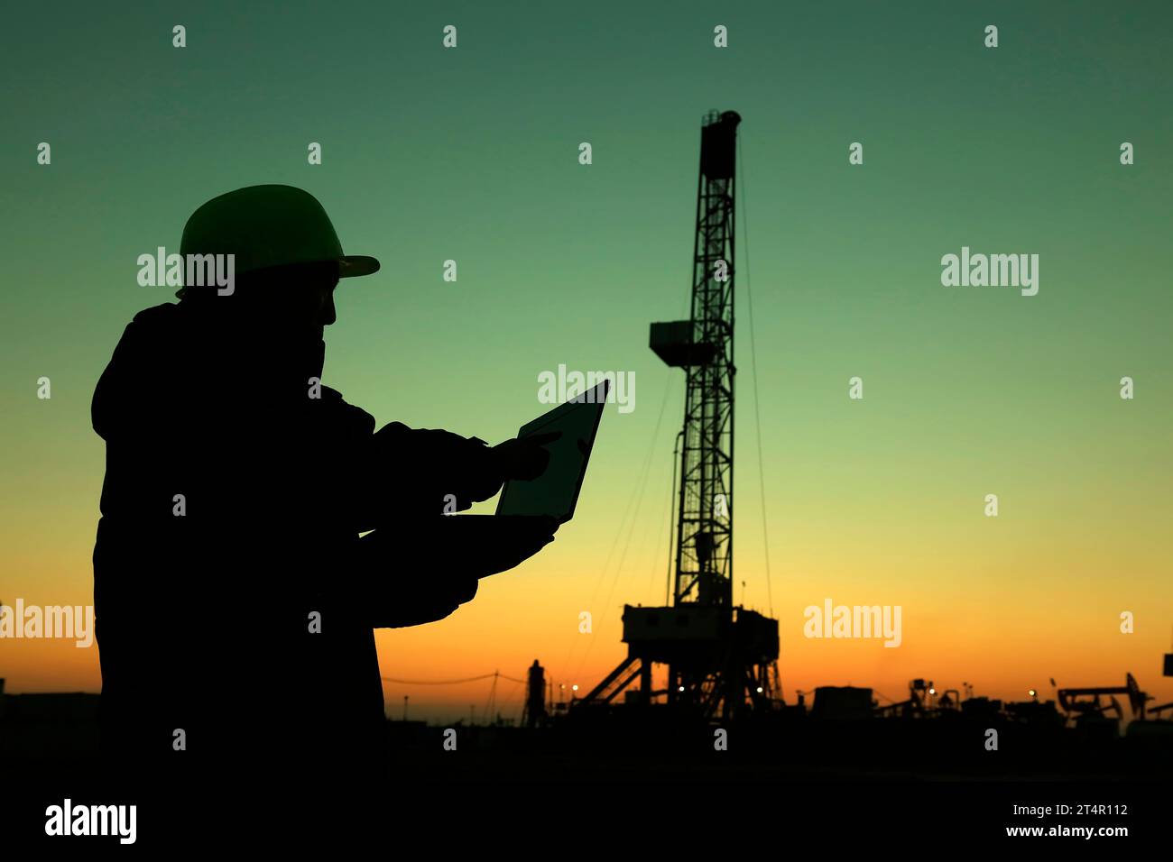 Oilfield workers hi-res stock photography and images - Alamy