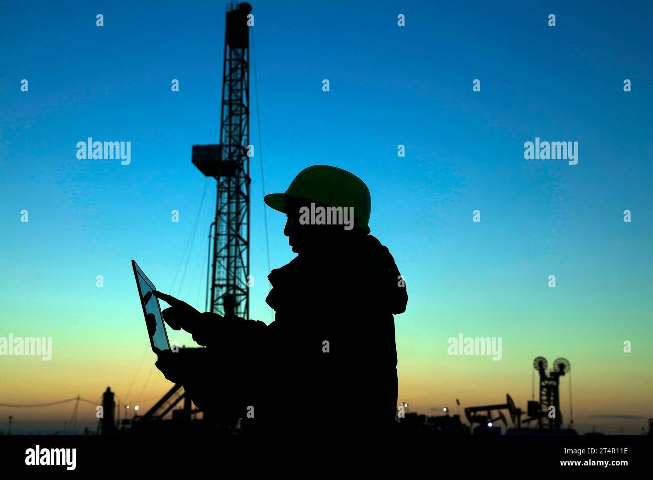 Chinese workers steel frame hi-res stock photography and images - Alamy