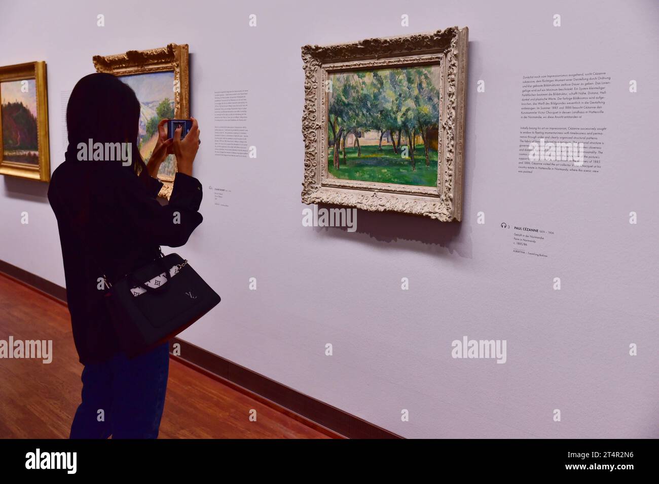 Claude Monet, Besucherin fotografiert Werk, Sammlung Batliner, Albertina, 2023, Wien, *** Claude ...