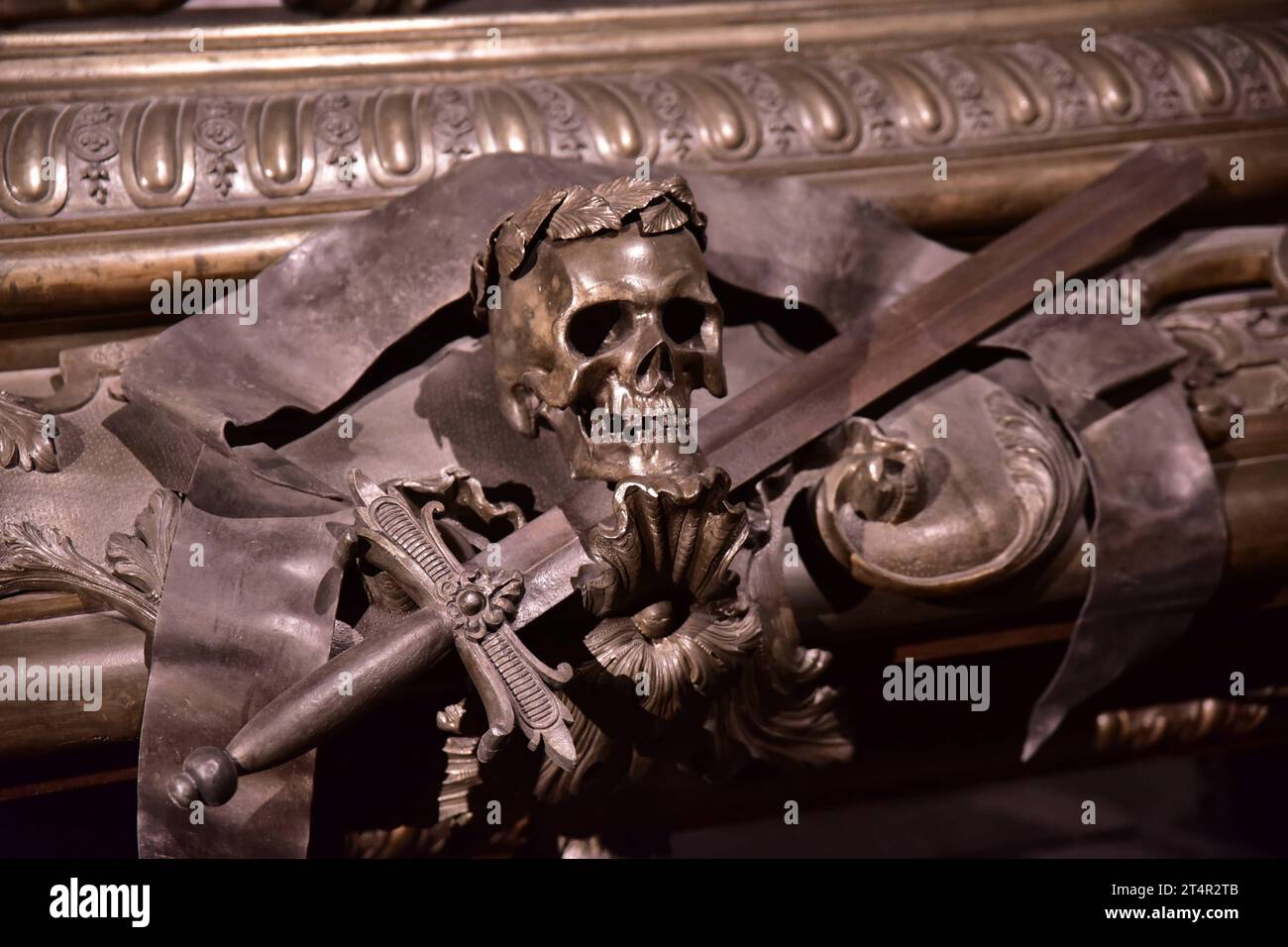 Totenkopf mit Schwert, Kapuzinergruft, 2023, Wien, Manfred Siebinger ...