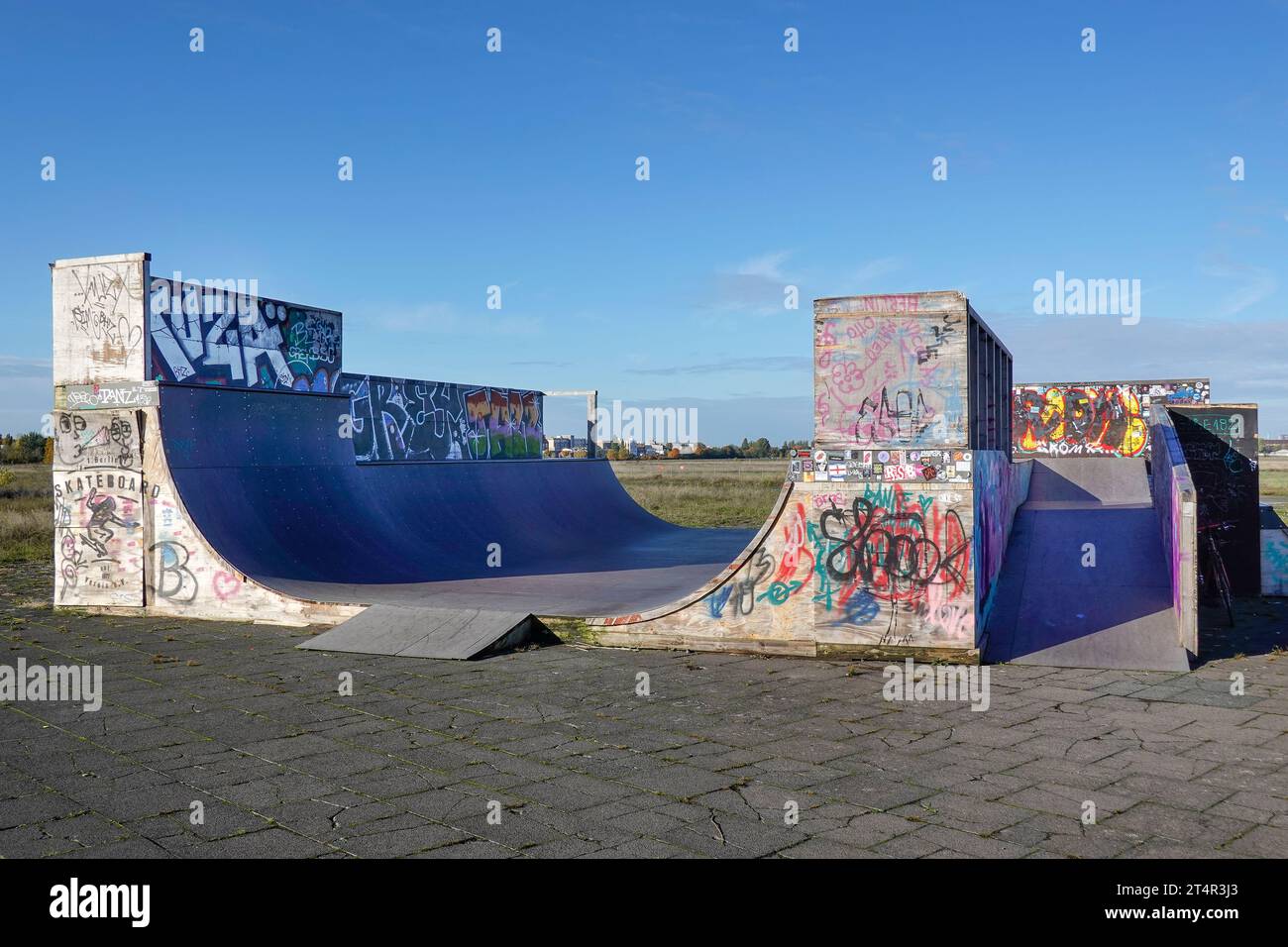 Half pipe mini hi-res stock photography and images - Alamy