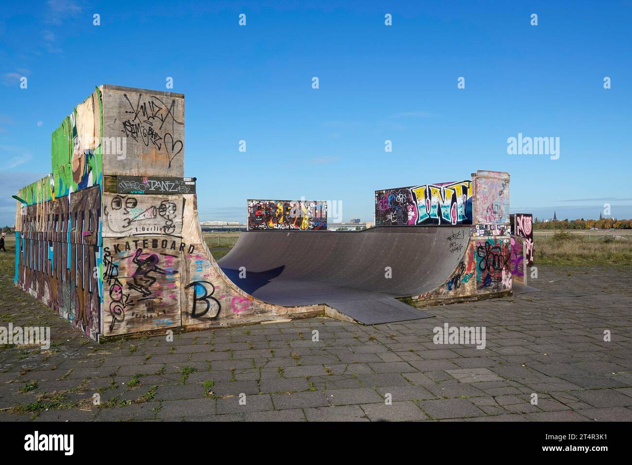 Mini ramp hi-res stock photography and images - Alamy