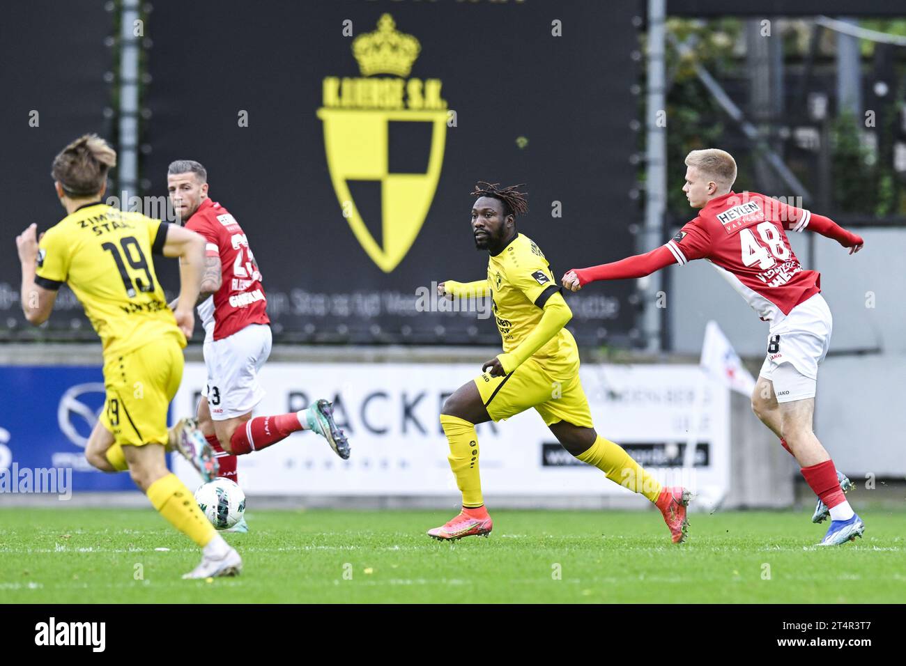 Lier, Belgium. 01st Nov, 2023. Lierse's Eric Ocansey and Antwerp's ...