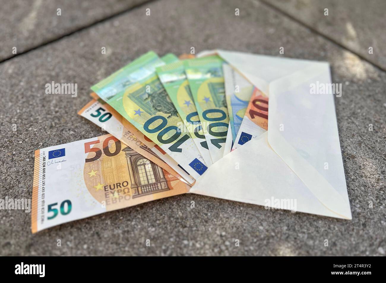 Themenbild,Symbolfoto:Geld liegt auf der Strasse,Geldscheine in einem ...