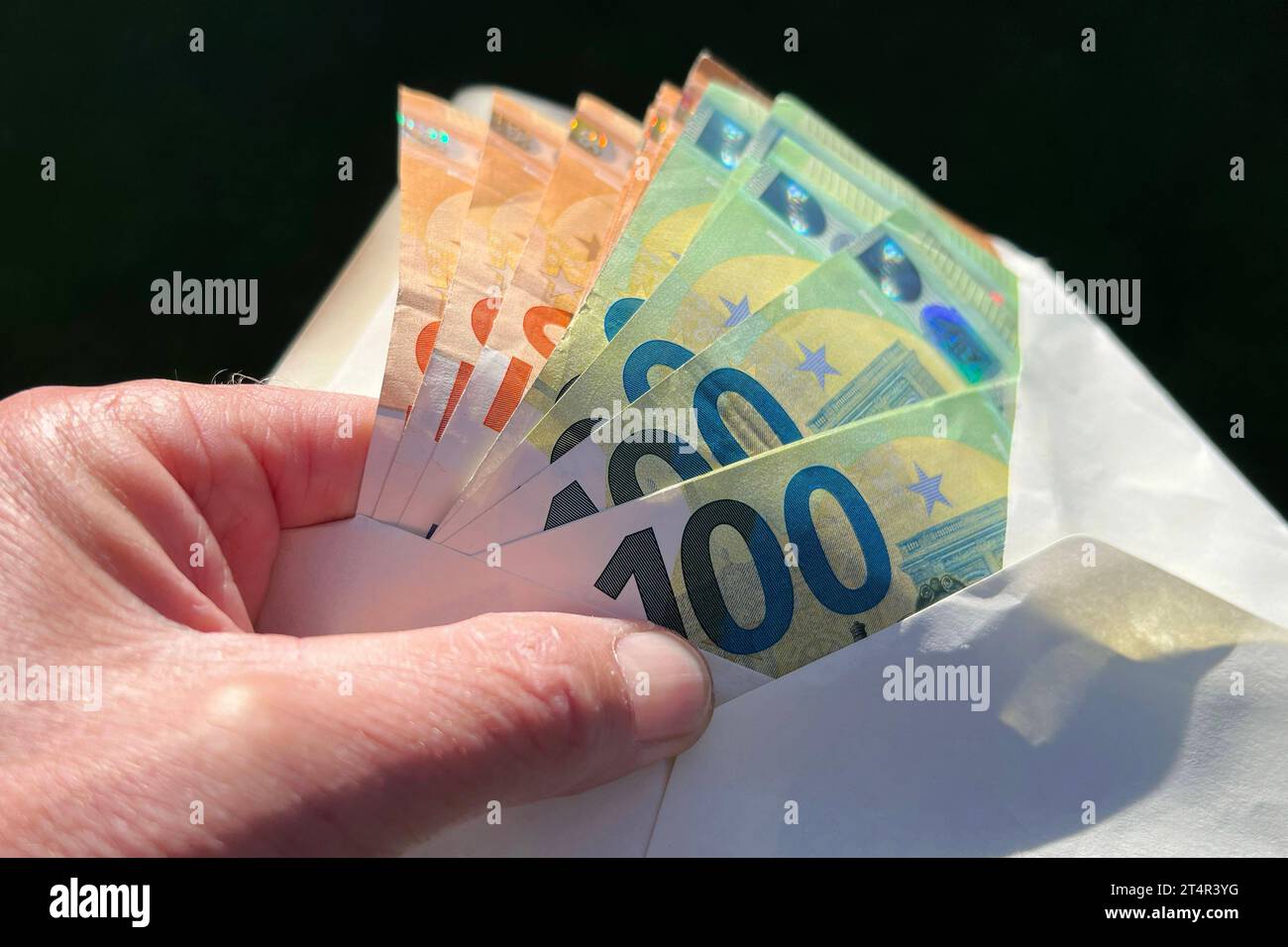 Themenbild,Symbolfoto:Hand greift Geldscheine in einem geoeffneten ...