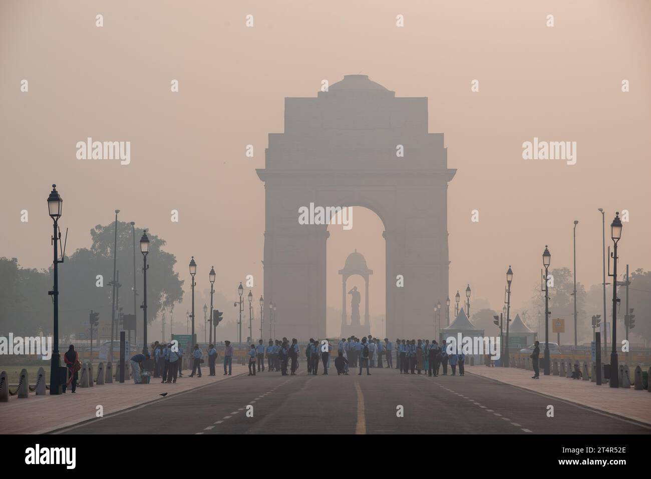 India Gate with visitors seen shrouded in smog during the early morning ...