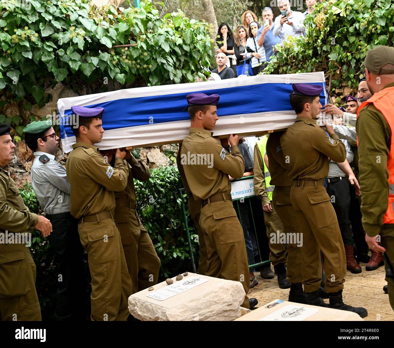 Jerusalem, Israel. 01st Nov, 2023. Israeli soldiers carry the flag ...